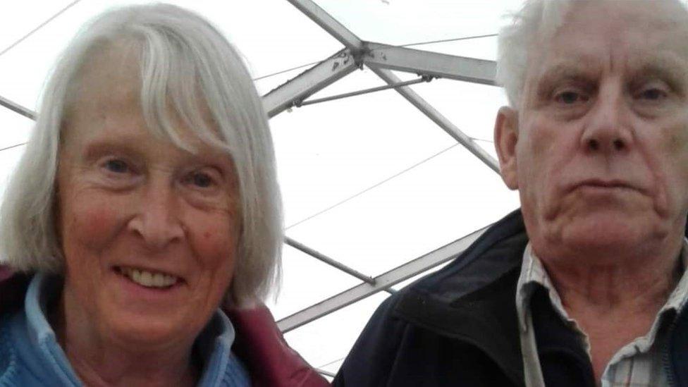 Tribute to couple killed in Bicester roundabout crash - BBC News