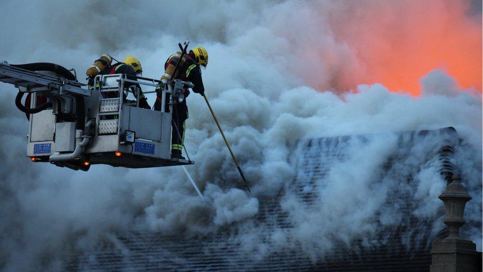 Firefighters tackle Poundland blaze in Chingford - BBC News