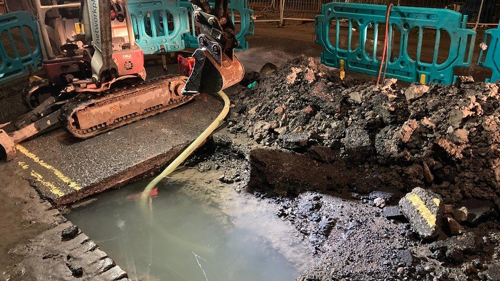 Bristol: Burst water mains cause traffic problems - BBC News