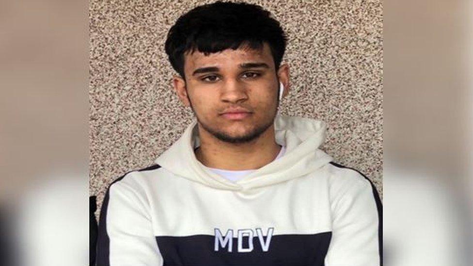 Man jailed for life over Slough hunting knife murder - BBC News