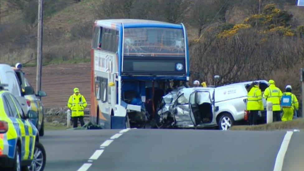 One dead and 11 hurt in bus crash near Ardrossan - BBC News