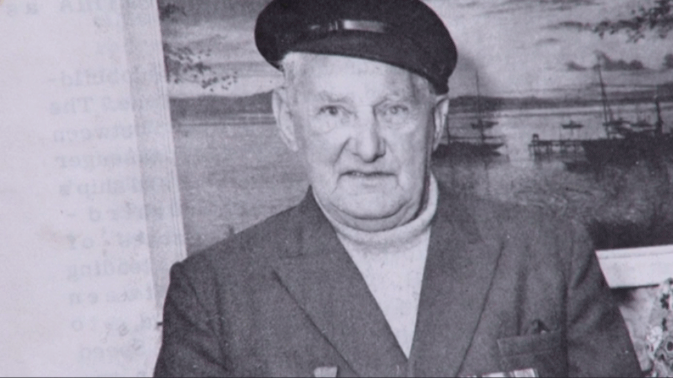 Antiques Roadshow expert 'amazed' by Titanic and war medals - BBC News