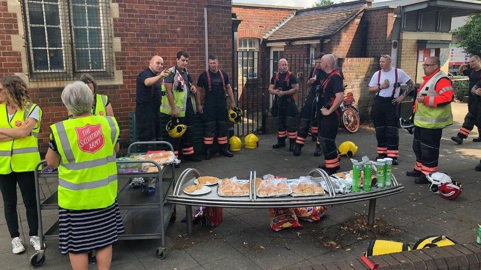 Cambridge Mill Road shop fire sees homes evacuated - BBC News
