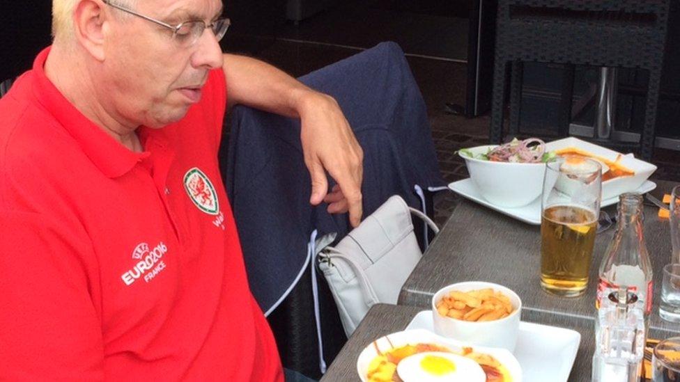 Euro 2016: Wales fans try the French Welsh rarebit in Lille - BBC News