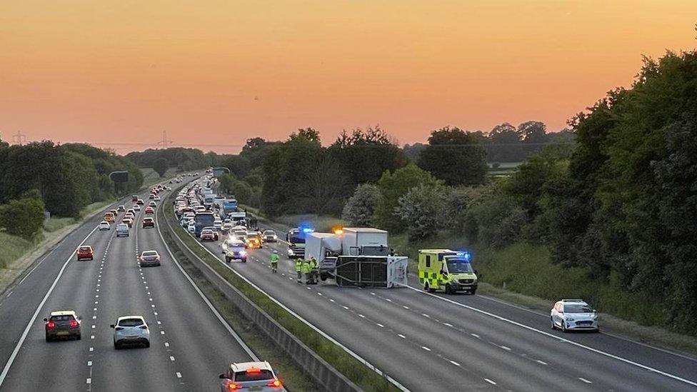 M4 carriageway reopens after multi-vehicle crash - BBC News