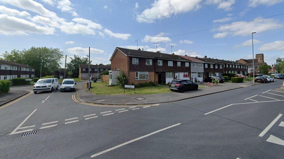Reading: Teenager arrested after two men stabbed - BBC News
