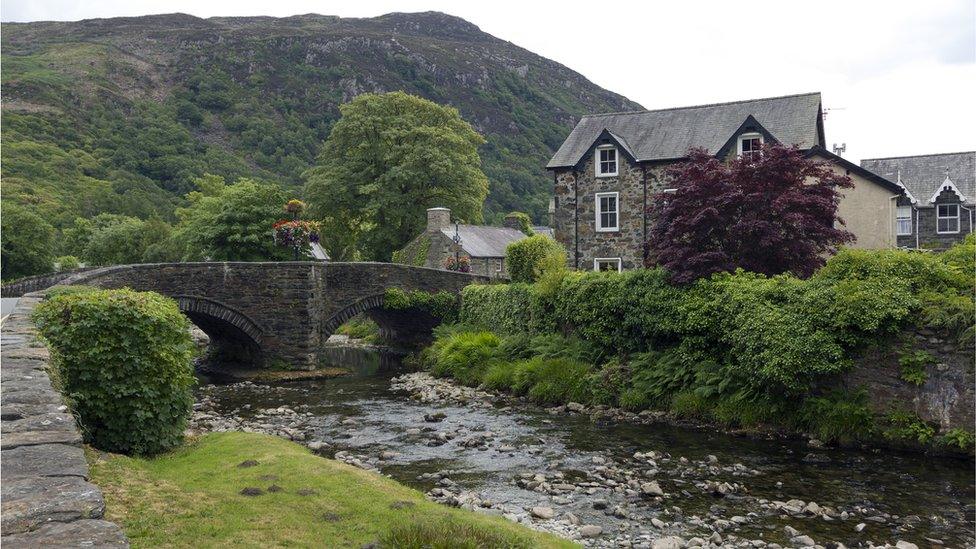 Weak pound sees surge in tourists visiting UK - BBC News