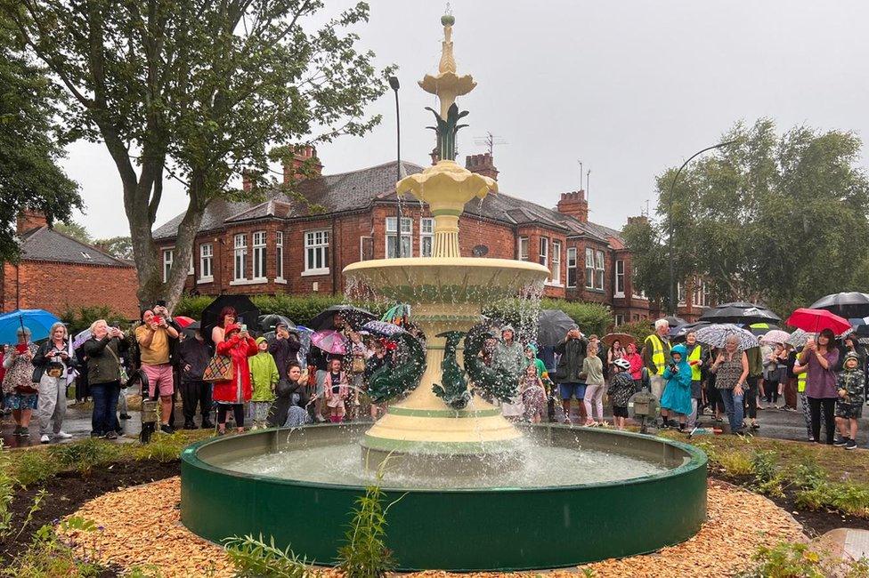 Ceremony held for Hull fountain's official switch on - BBC News