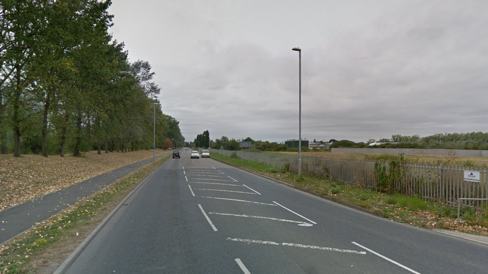 Man dies in car and lorry crash in Basildon - BBC News