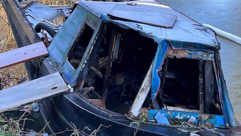 Devizes: Sunken boat still not removed weeks after fire - BBC News