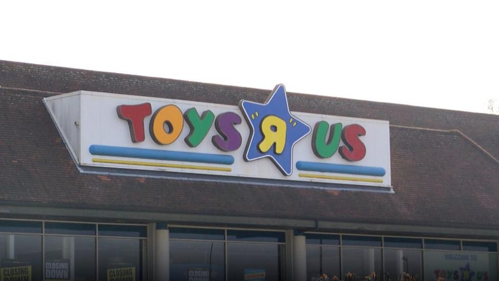 'Landmark' Toys R Us sign near Ipswich to be sold at auction - BBC News