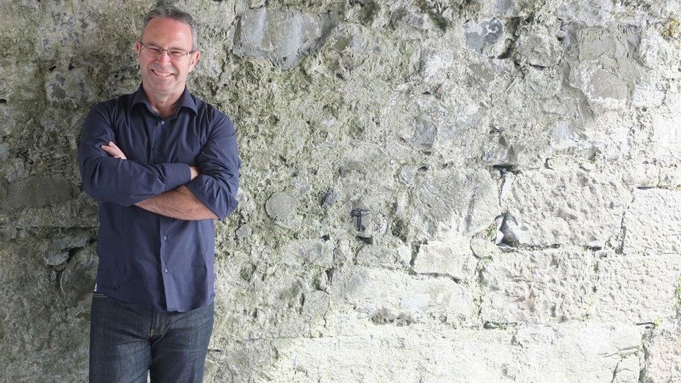 Goldsmiths Prize: Single sentence novel wins £10,000 award - BBC News