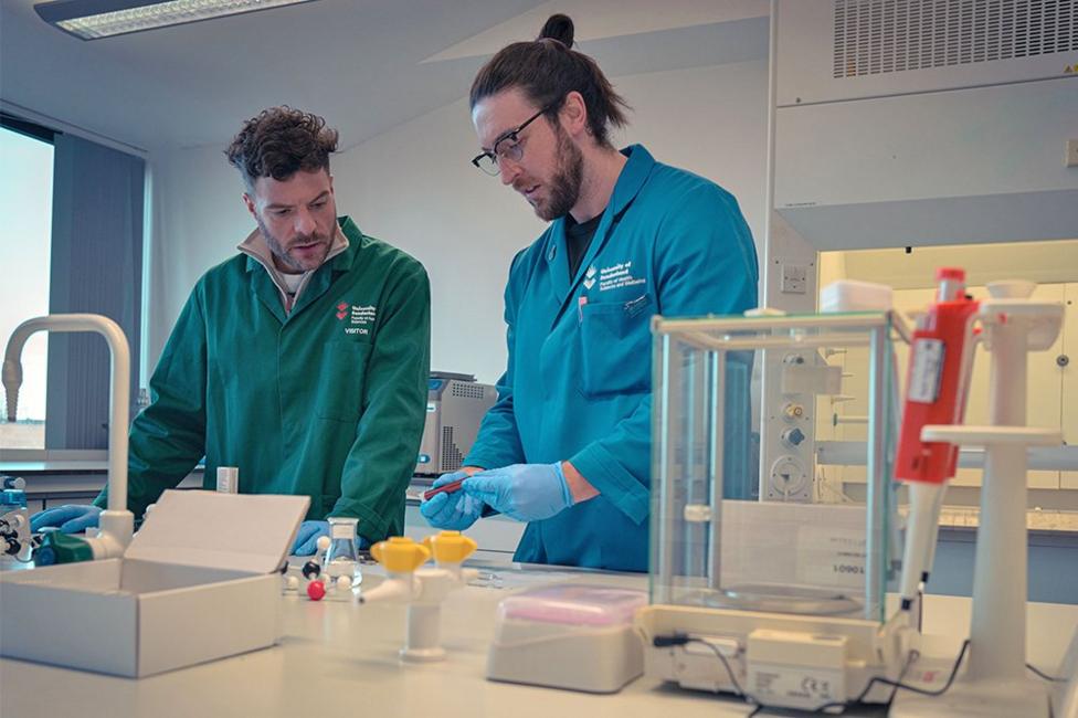 Jordan North: How safe is vaping for my health? - BBC News