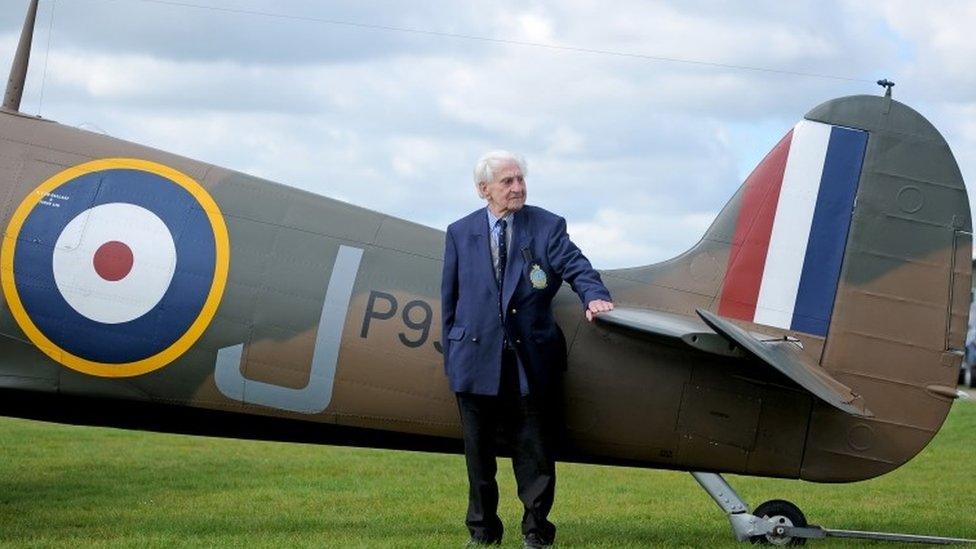 Battle of Britain pilot Kenneth Wilkinson's funeral held - BBC News