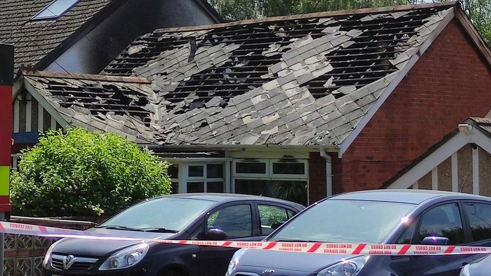 Body found in fire-ravaged bungalow near Romsey - BBC News