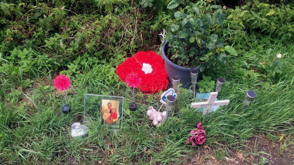 Flitwick father Ross Cowling killed on way home for Christmas - BBC News