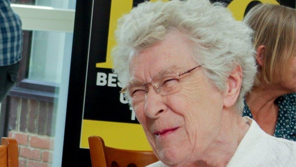 Zena Skinner, TV chef and author, dies - BBC News