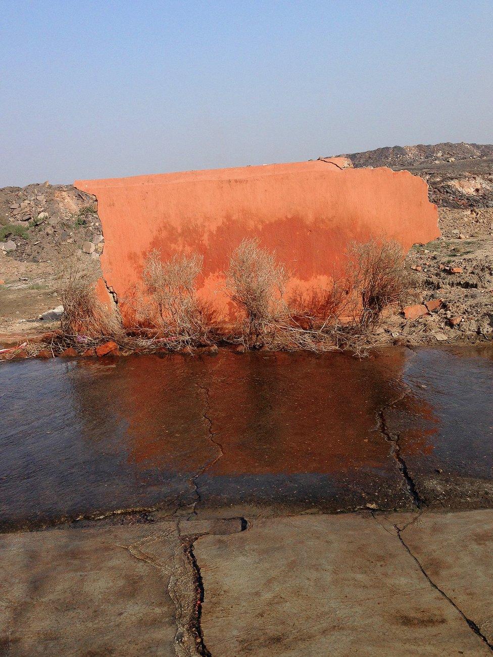 Photos of 100-year India coal fire win Getty Instagram award - BBC News
