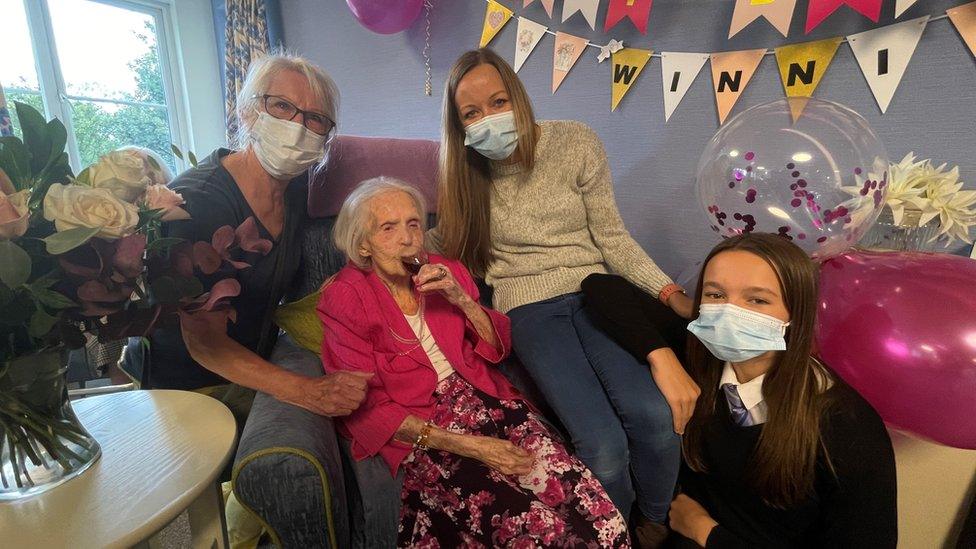 109-year-old Oxford woman 'has a bacon sandwich every day' - BBC News