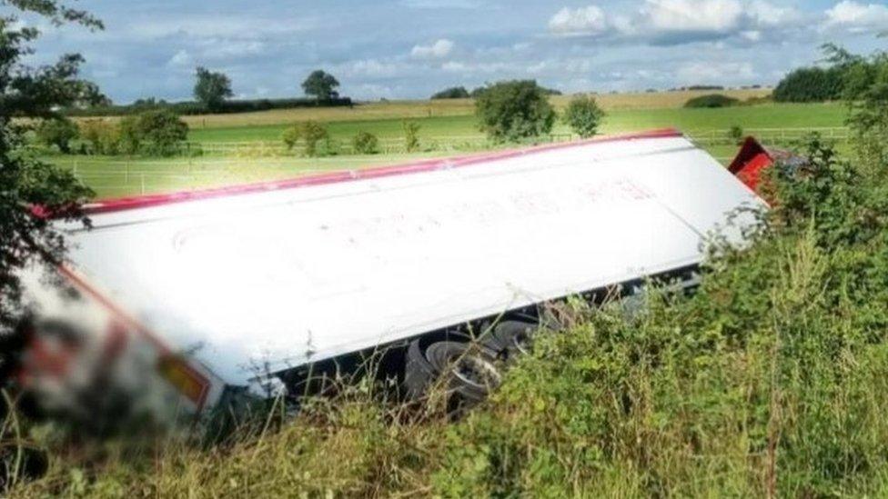 M180 closure to recover overturned lorry near Scunthorpe - BBC News