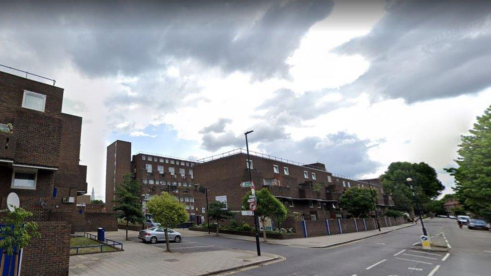 Kennington stabbing: Man, 30, dies in south London estate - BBC News