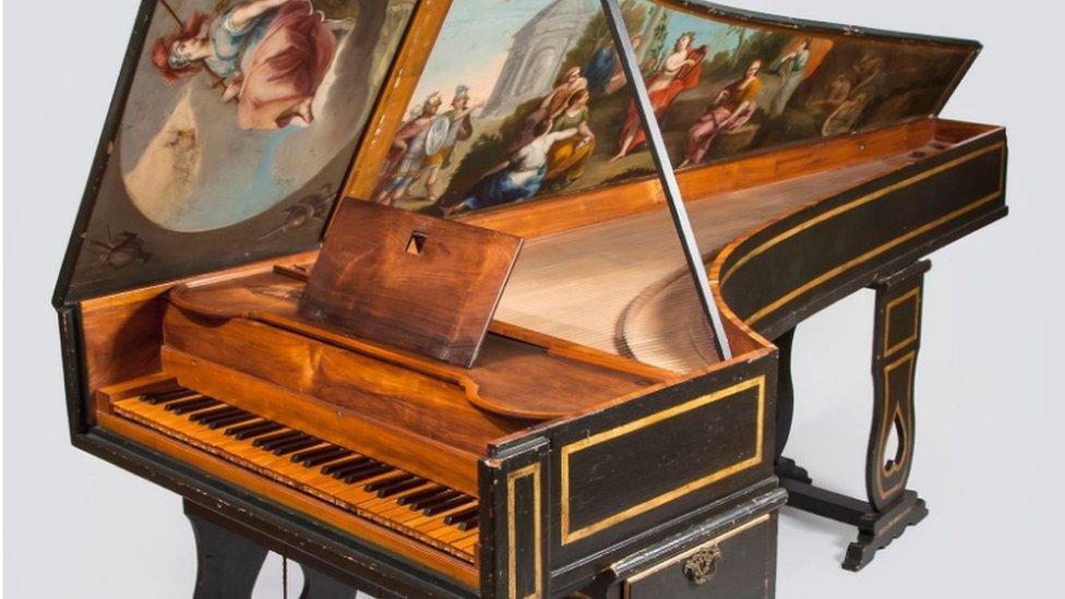 Richard Burnett keyboard collection sells for £835k at auction - BBC News