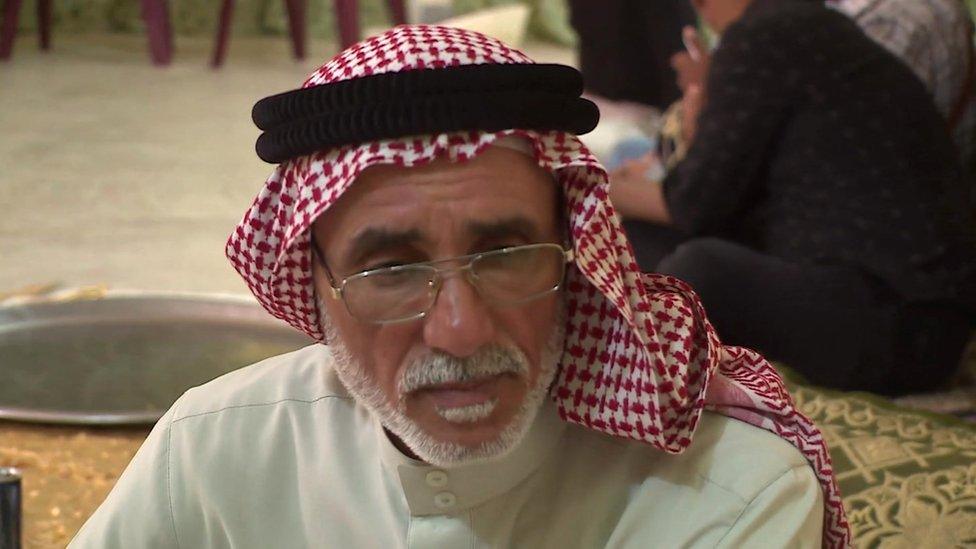 Iraq's Sunni tribes face lonely battle against Islamic State - BBC News