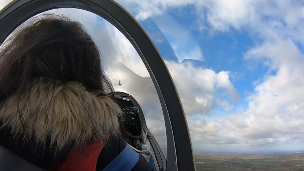 The 'Try-before-you-fly' airport scheme helping autistic children - BBC Newsround