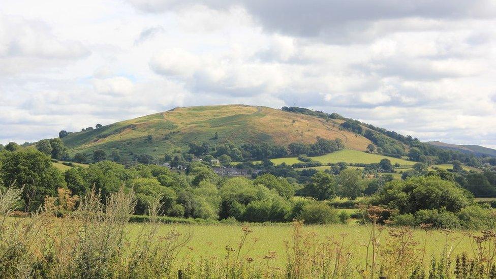 Drewyn artwork: Giant's footsteps appear on Corwen hill - BBC News