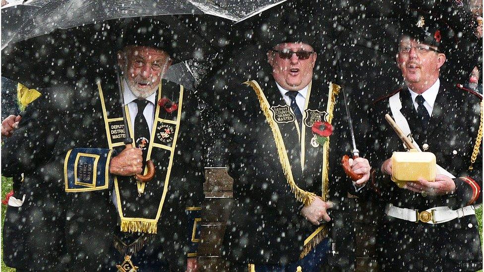 Scarva: Thousands attend annual 'Sham Fight' - BBC News