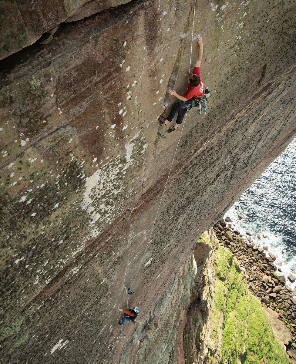 Climbers scale 'biggest adventure' in UK climbing - BBC News
