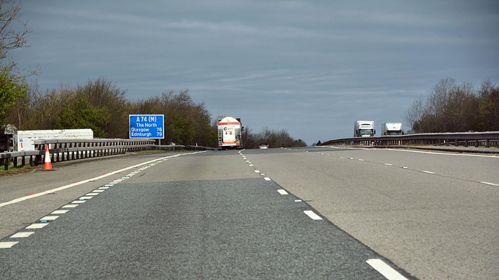 A74(M) crashes: Lorry driver dies and man in critical condition - BBC News