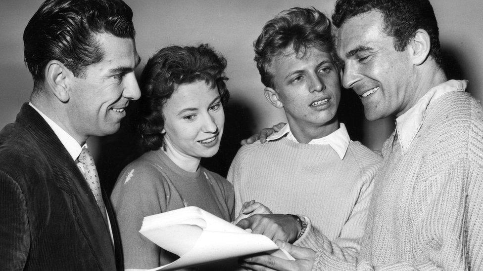 Ruby Murray commemorated with Belfast blue plaque - BBC News