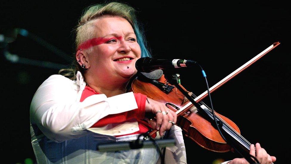 Norma Waterson: Folk singer dies aged 82 - BBC News