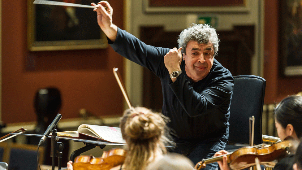 Conductors share Proms orchestra - BBC News