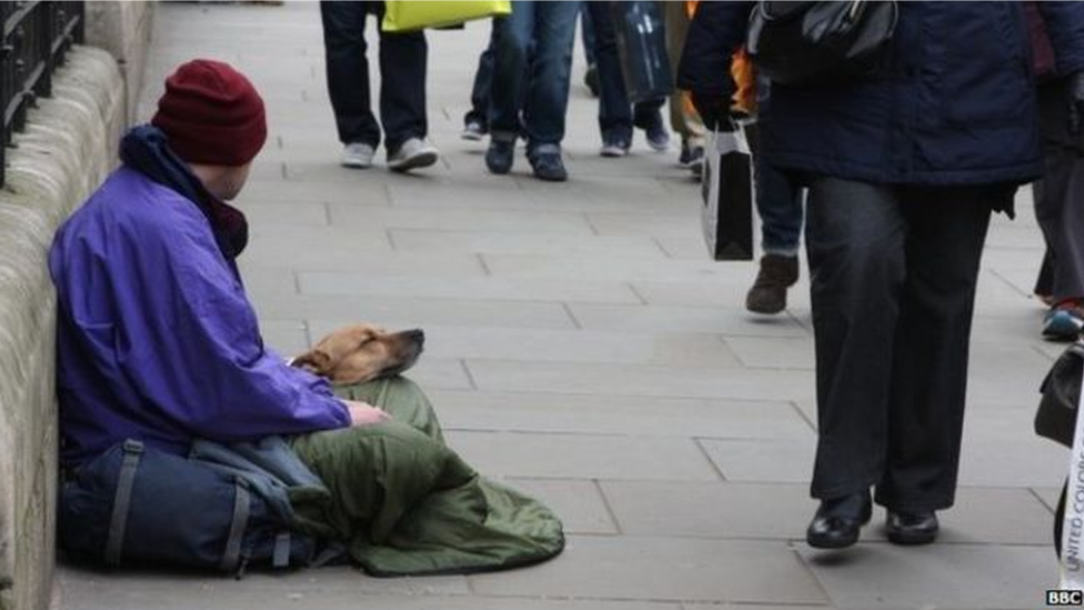 Shoes gift to homeless man is 'passed on' around world - BBC News