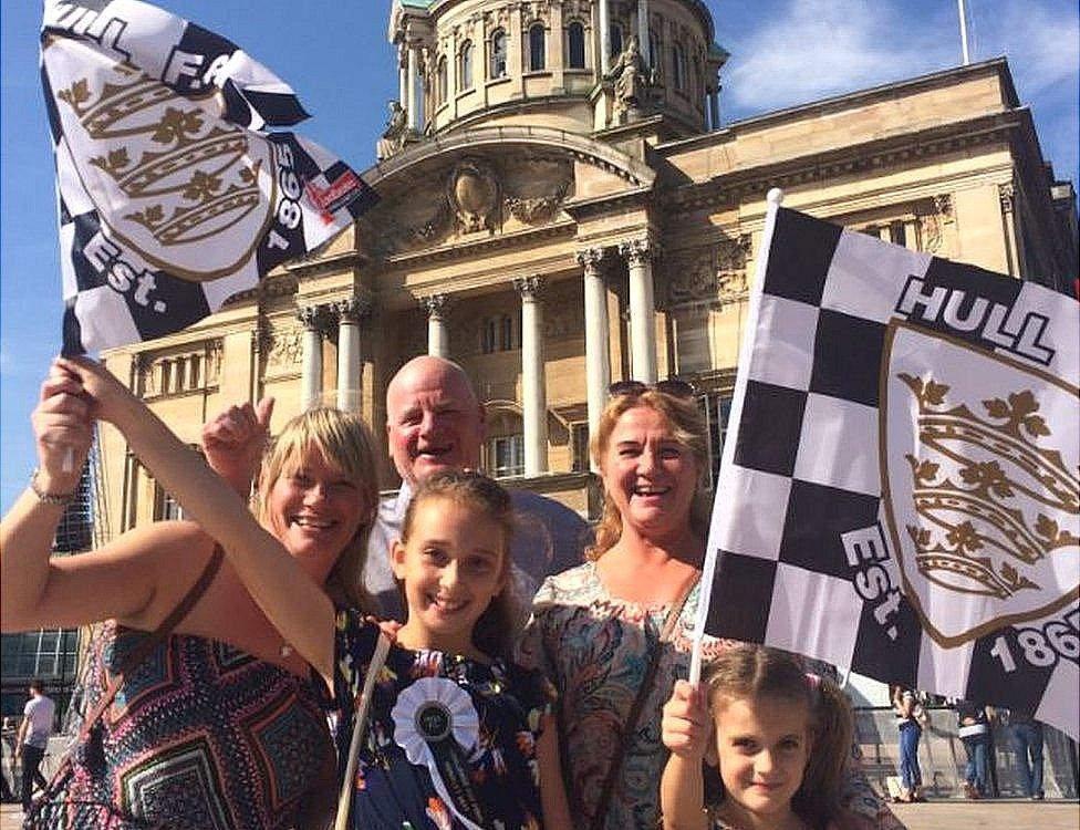 Hull FC fans fill city for Challenge Cup victory parade - BBC News