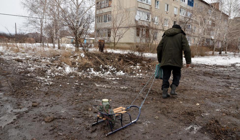 Living and loving on Ukraine's front line - BBC News