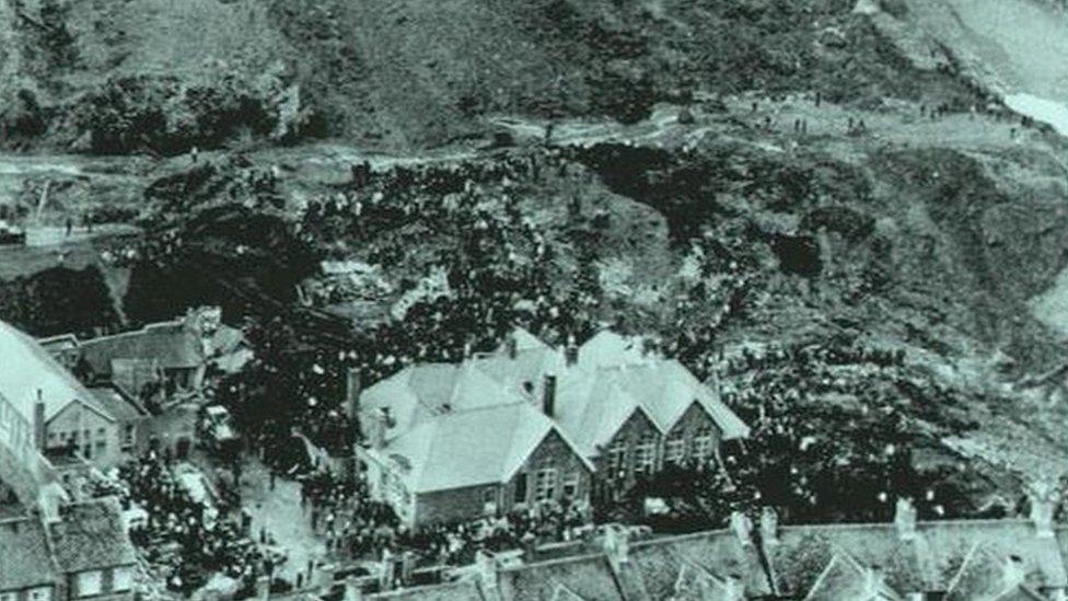 Tributes paid to Aberfan police officer Charles Nunn - BBC News