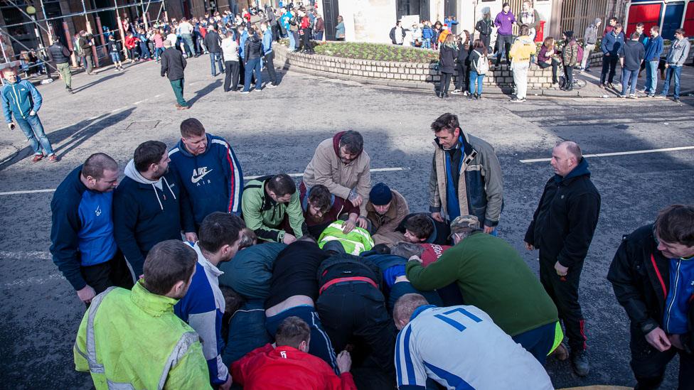 In pictures: Jedburgh ba' game - BBC News