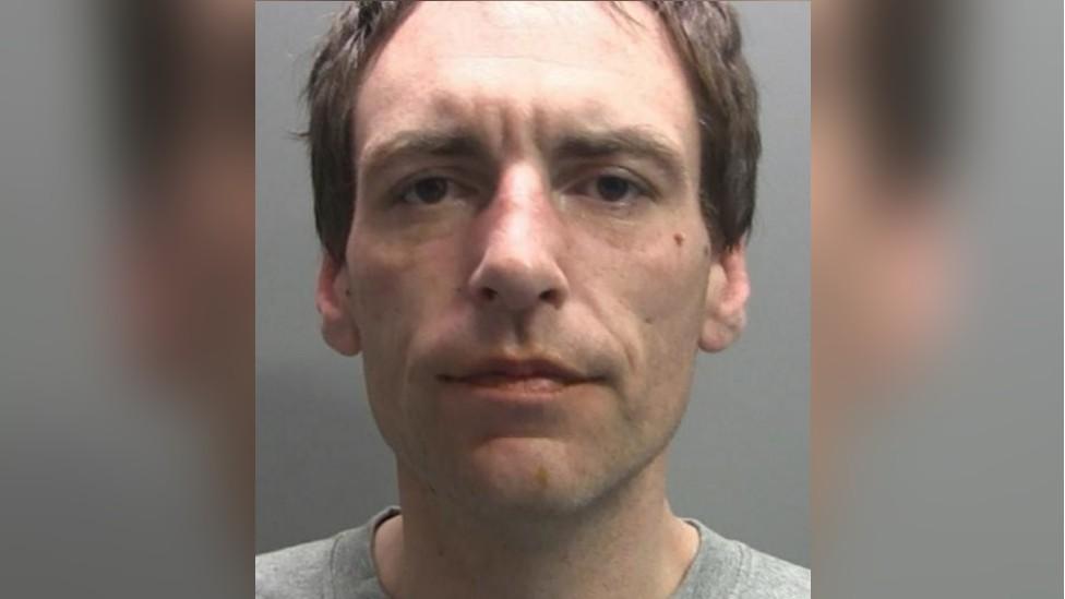 Carlisle robber jailed for threatening women with needle - BBC News