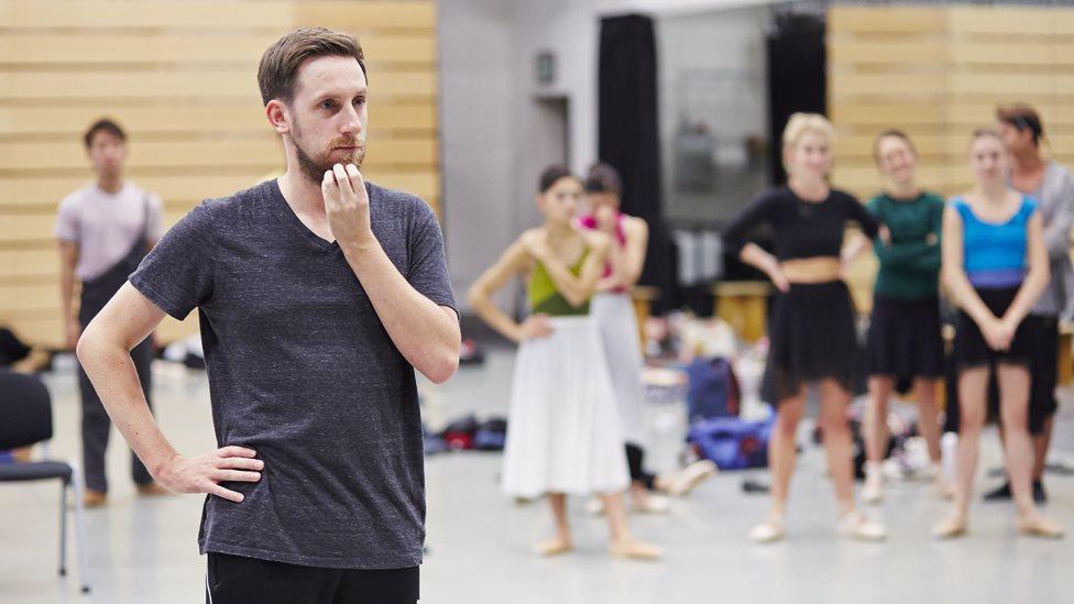 Dancing in dystopia: How Nineteen Eighty-Four became a ballet - BBC News