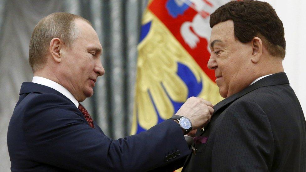 Iosif Kobzon: Russians mourn 'Soviet Sinatra' - BBC News
