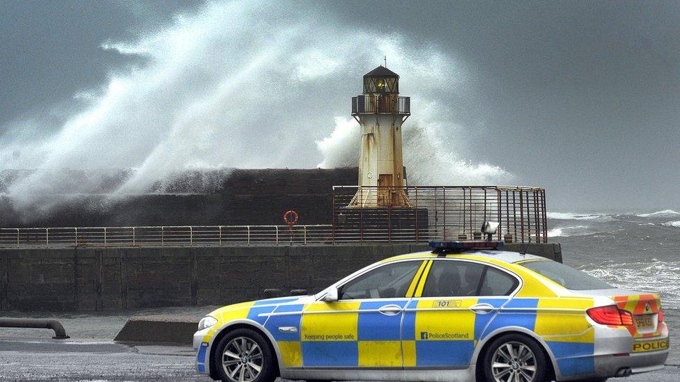 Restrictions put on Scotland's bridges due to high winds - BBC News