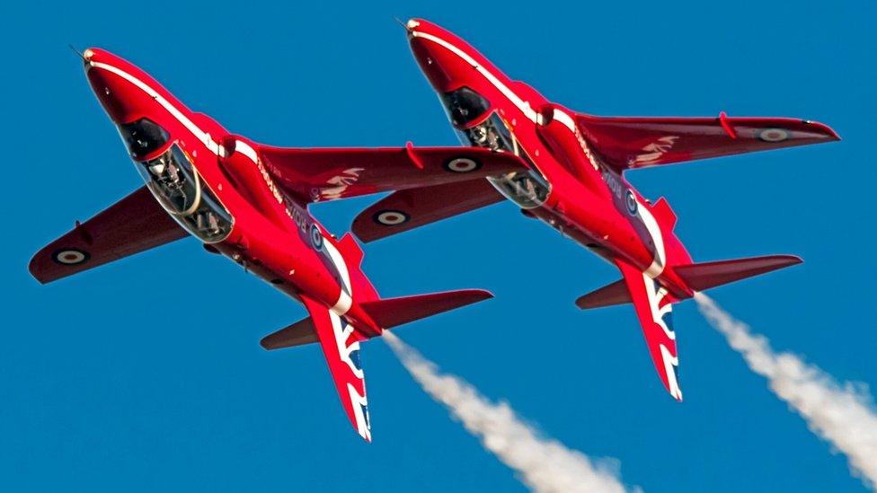 Red Arrows runway photographers 'risking lives' - BBC News