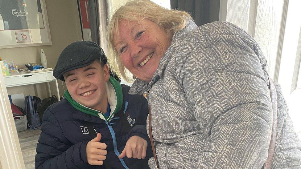 The teen reviewing public transport for wheelchair users - BBC News