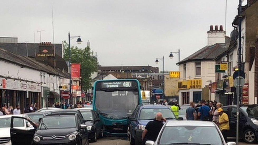 Driver released after Dartford Arriva bus ploughs into cars - BBC News
