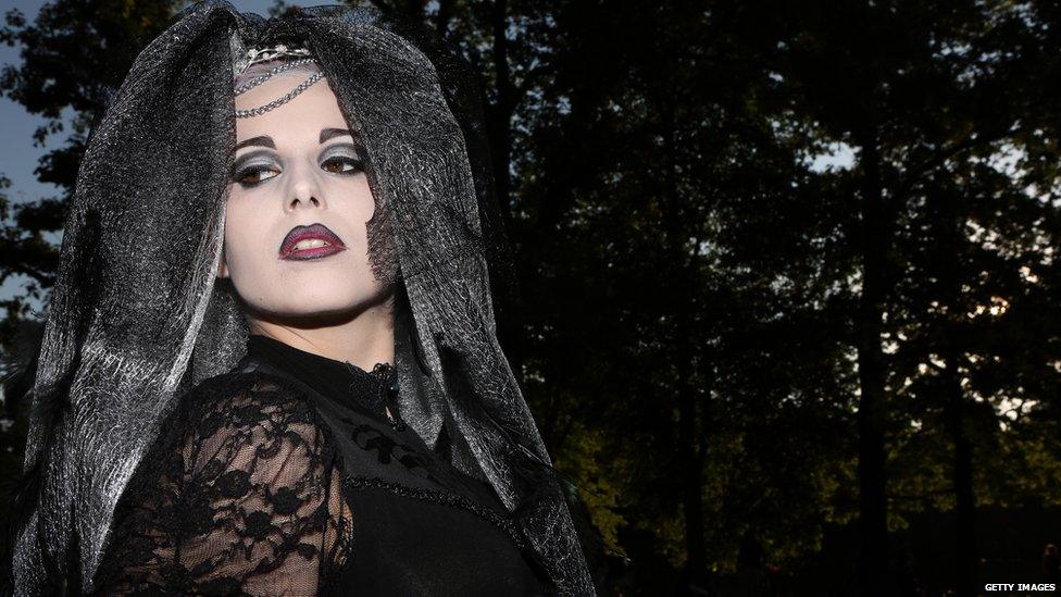 Belfast City Hall opens its doors after 'goth invasion' - BBC News