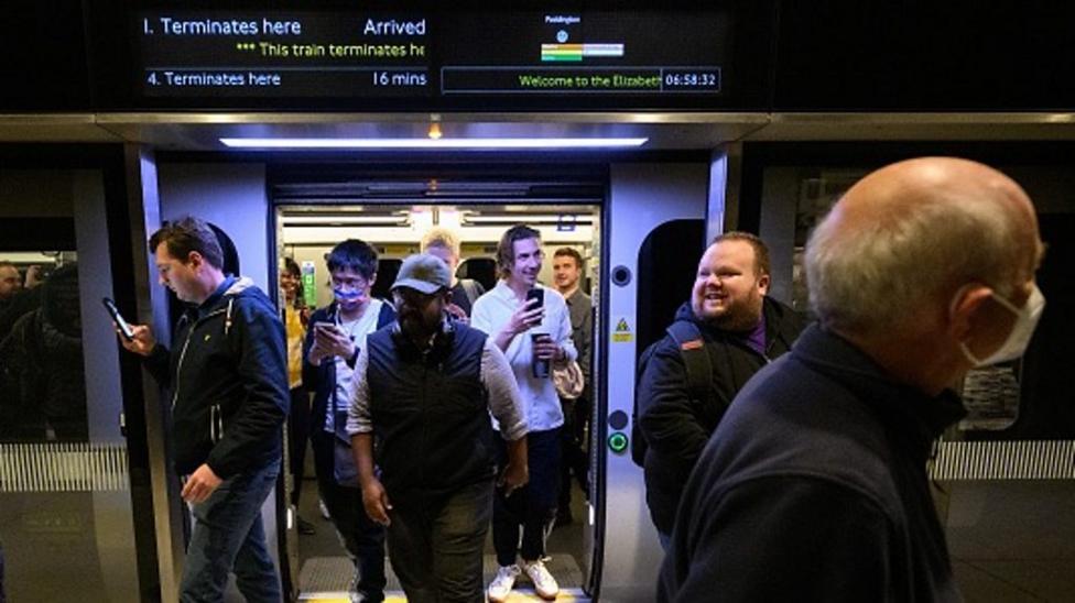 Elizabeth line: Passengers relish chance to ride new service - BBC News