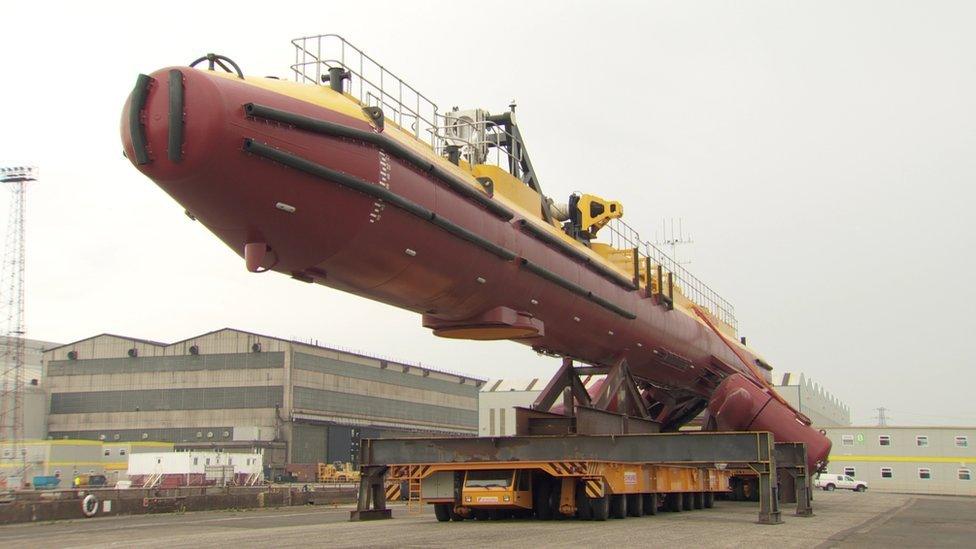 Tidal turbine: World's most powerful generator built in Belfast - BBC News